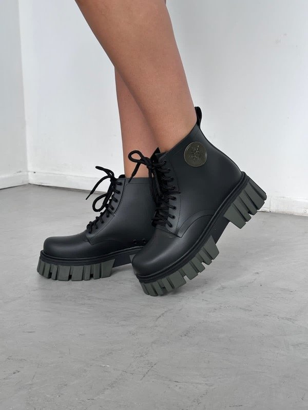 Botas - By Jenna
