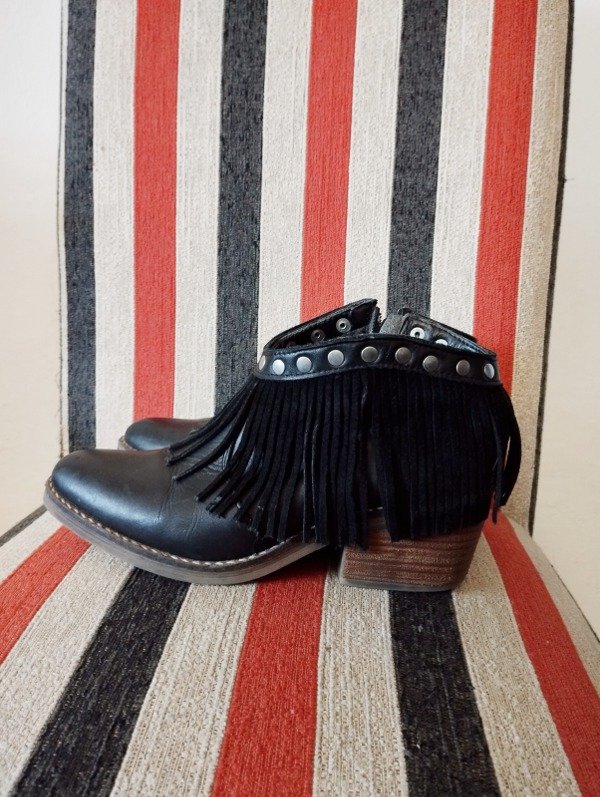 Botas cortas con flecos - Feria Queers