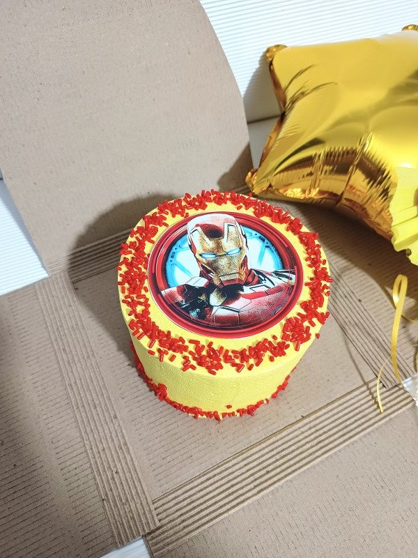 Torta individual con caja moño y globo iron man - Mirian dulce golosinas