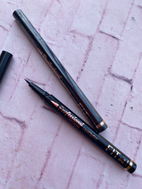 Delineador en fibra Fit me azul - Maquillaje El Roperito