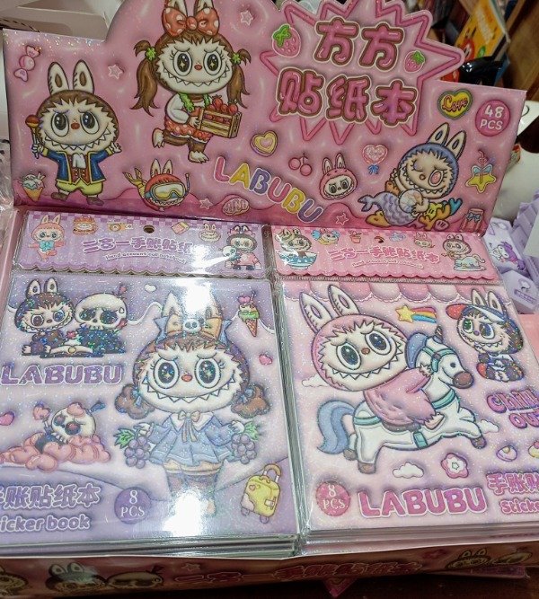 Libreta grande sticker con 8 hojas labubu - El mundo de Gulubu