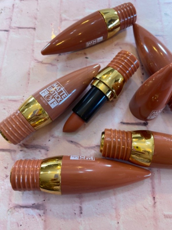 Labial en forma de foco FOF - Maquillaje El Roperito