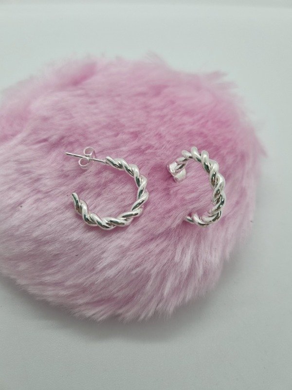 Aros acero blanco pasante argollita tipo C torsada - Tempo Moda