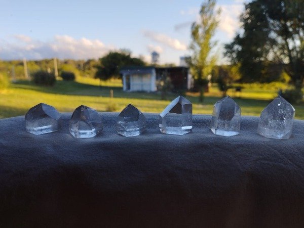 Set de 7 Cuarzos cristal facetados, con Base. Alto 3 cm. - Magicoser